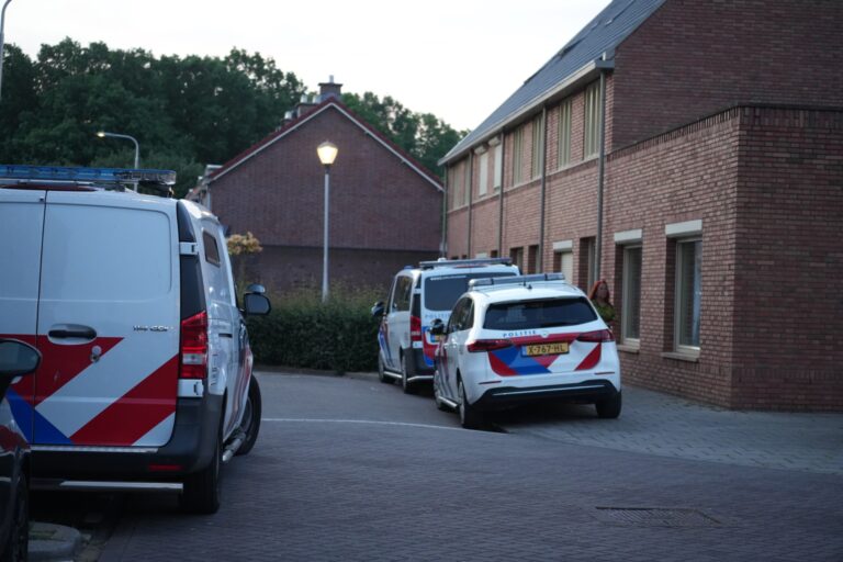 Vier aanhouden en goederen in beslag genomen bij invallen in woningen ...