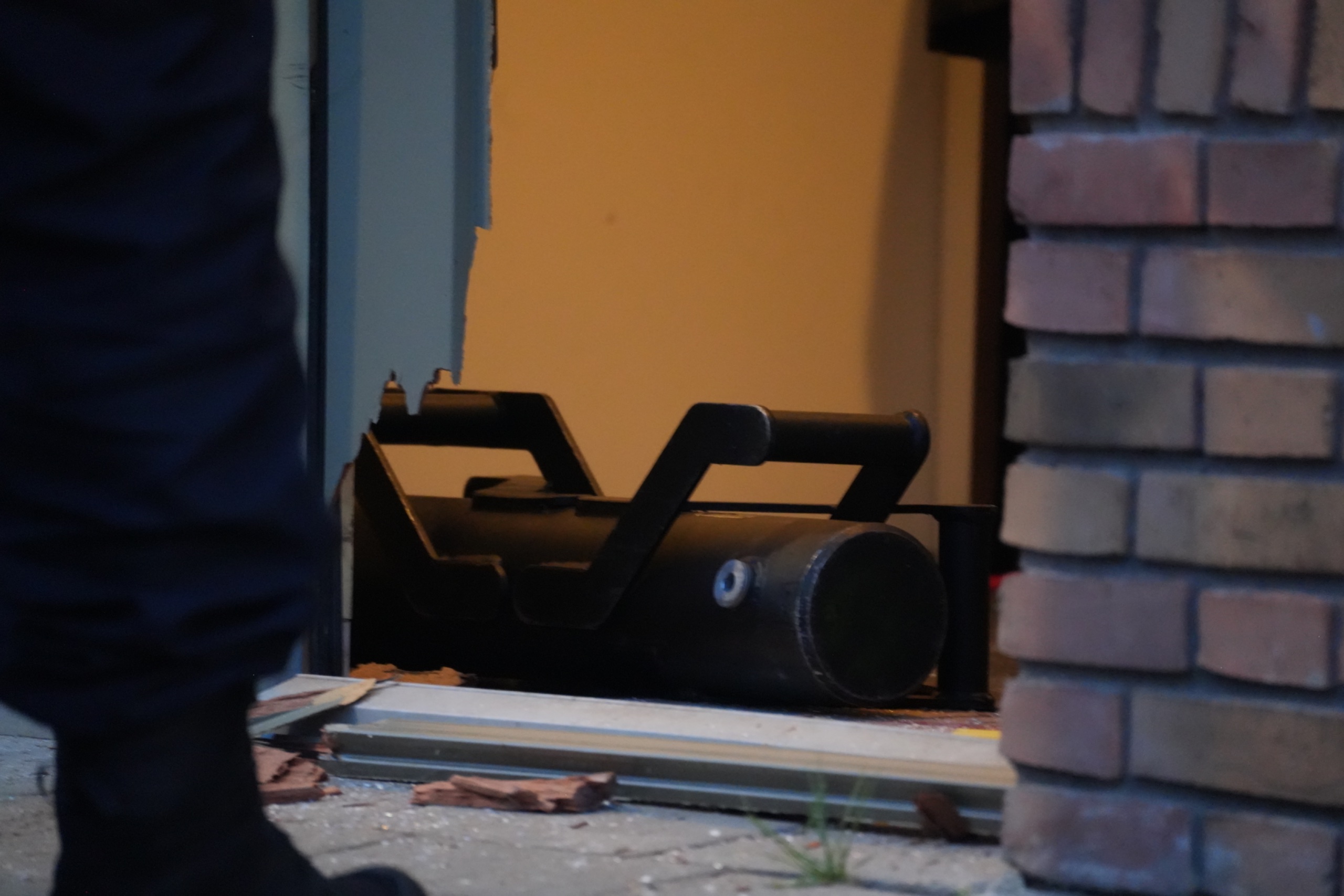 Vier aanhouden en goederen in beslag genomen bij invallen in woningen ...