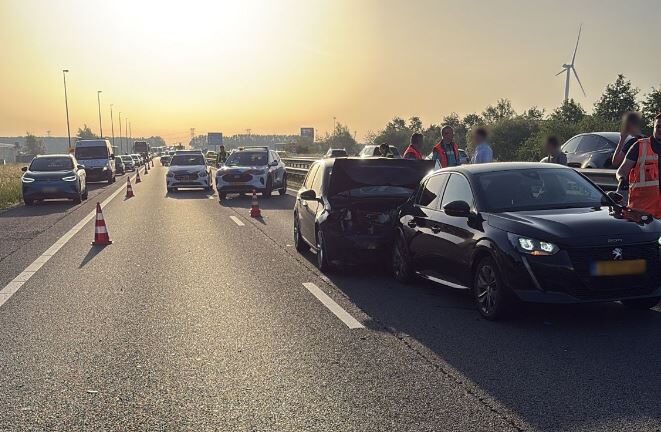 Forse schade en lange file na ongeval op snelweg | 112 Nieuws Nederland