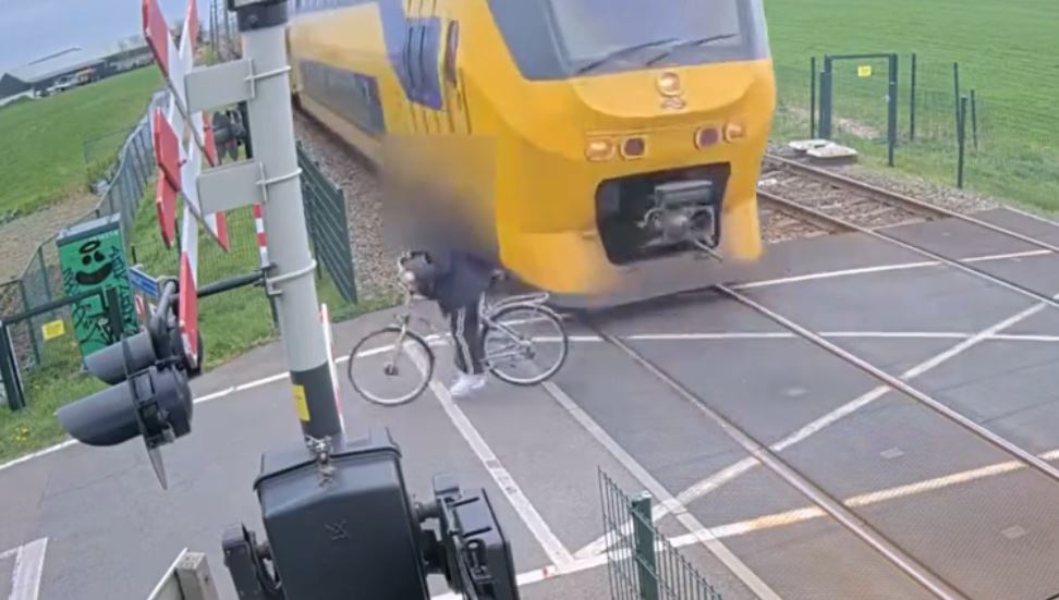 ProRail deelt beelden; fietser ontsnapt op het nippertje aan ernstige ...