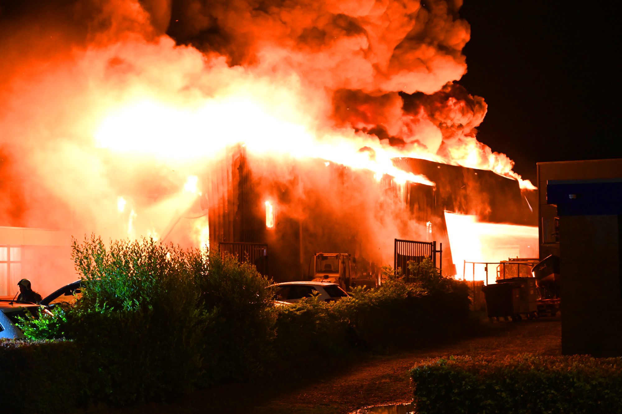 Zeer grote industriebrand; vlammen slaan metershoog uit gebouw | 112 ...