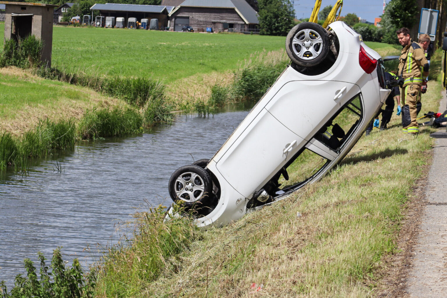 Automobilist gereanimeerd nadat auto in sloot belandt | 112 Nieuws ...