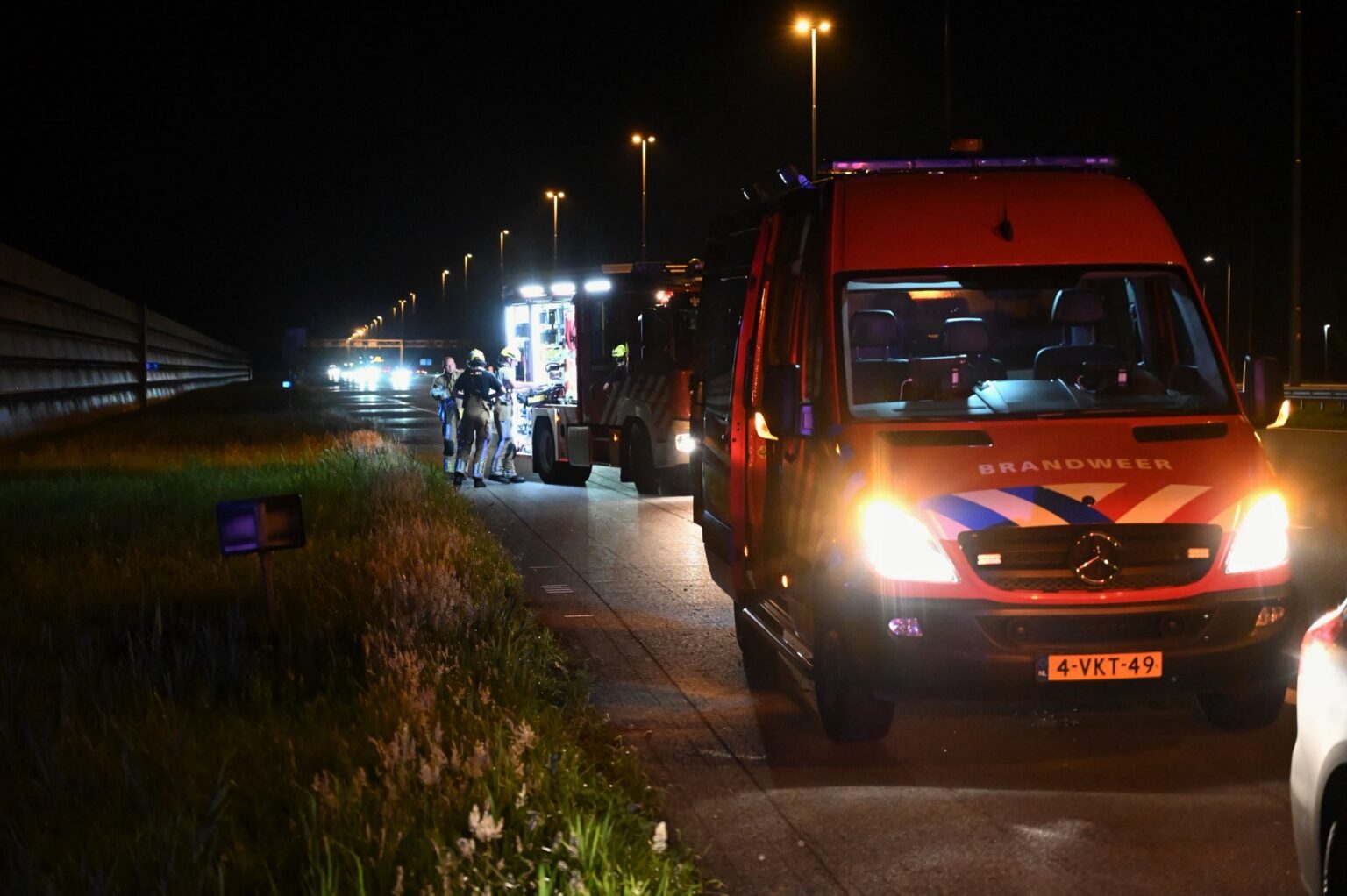 Dode (27) na ernstig ongeval; auto rijdt door geluidswal en belandt op ...