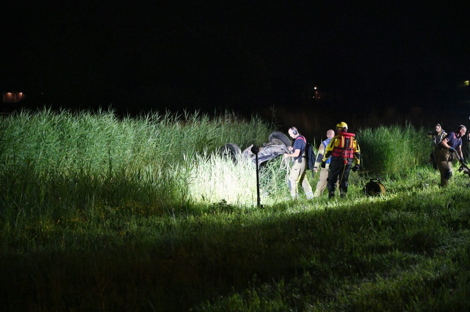 Dode (27) na ernstig ongeval; auto rijdt door geluidswal en belandt op ...