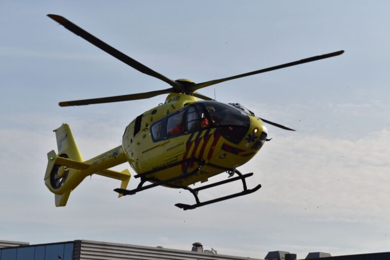 Man ernstig gewond door steekvlam van barbecue, traumahelikopter ...